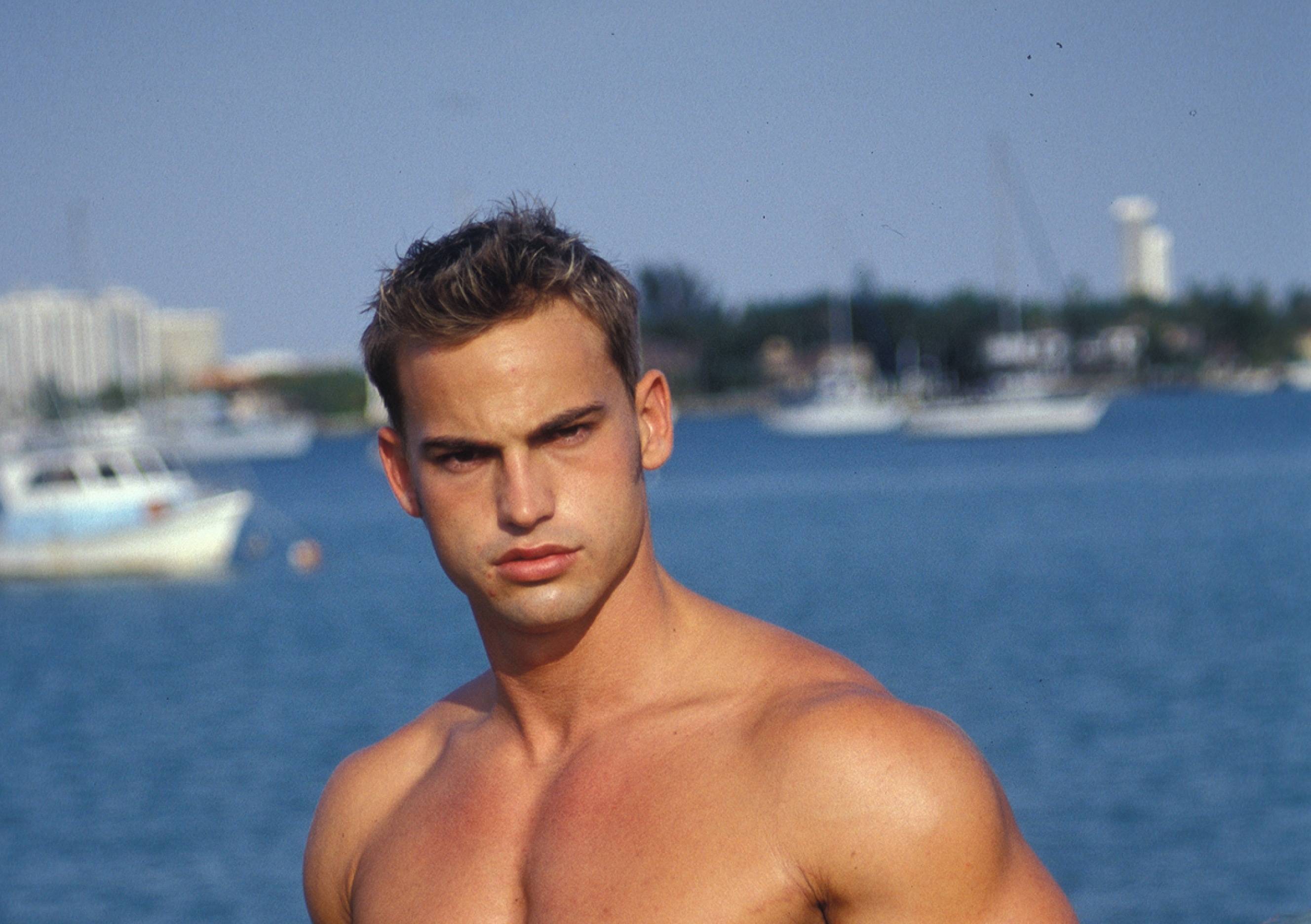 Michael Lee - Male Bodybuilders and Muscle Videos at MuscleGallery.com